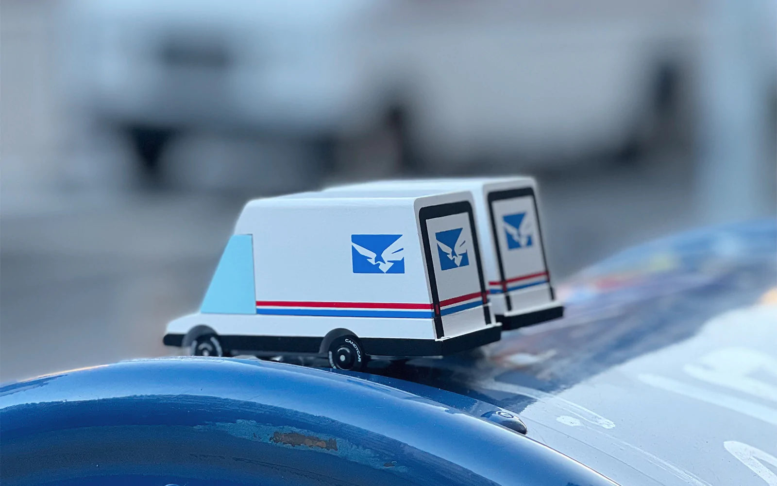 Futuristic Mail Van – Hreiður Barnavörur